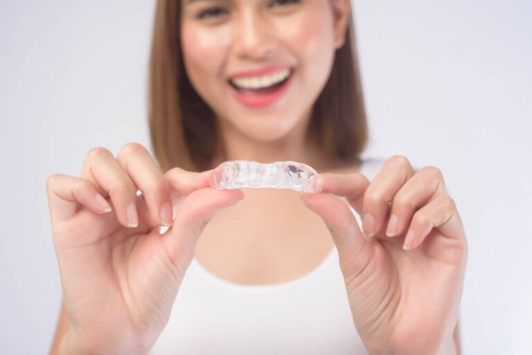 Perbedaan Essix Retainer dan Vivera: Keunggulan, Kekurangan & Biaya